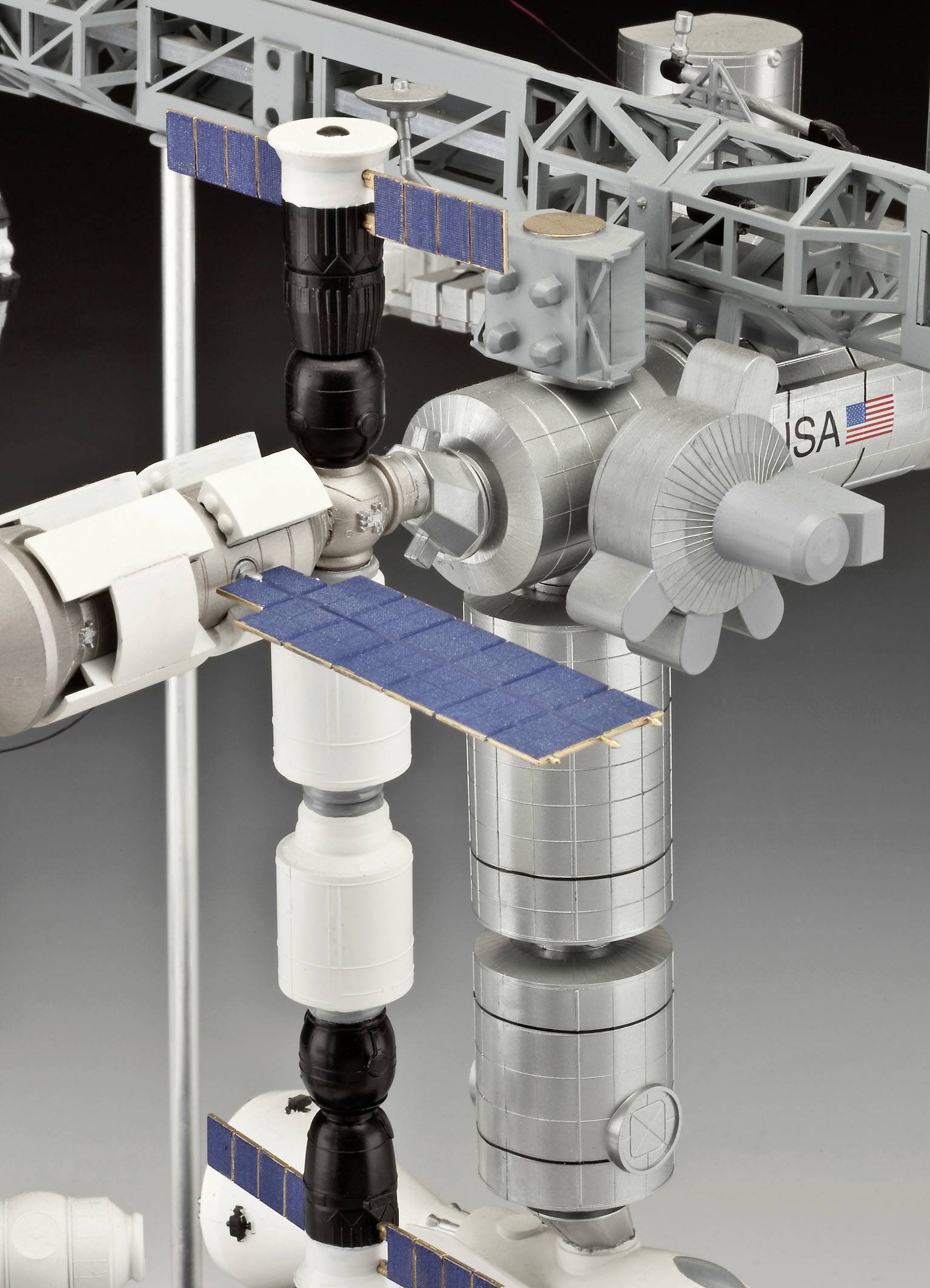 Buy Revell 05651 25 Jahre ISS Limited Edition Spacecraft assembly kit 1 ...