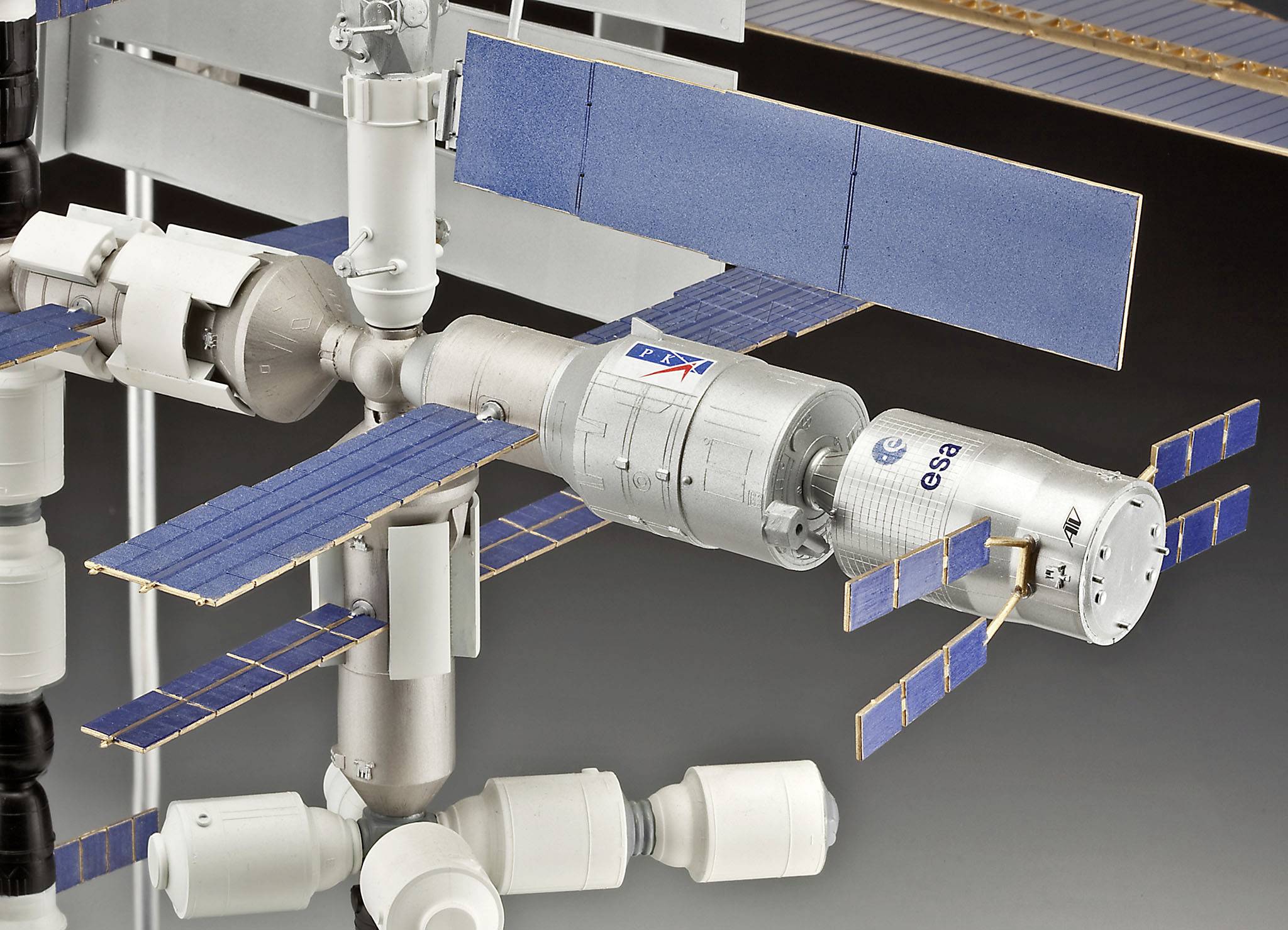 Buy Revell 05651 25 Jahre ISS Limited Edition Spacecraft assembly kit 1 ...